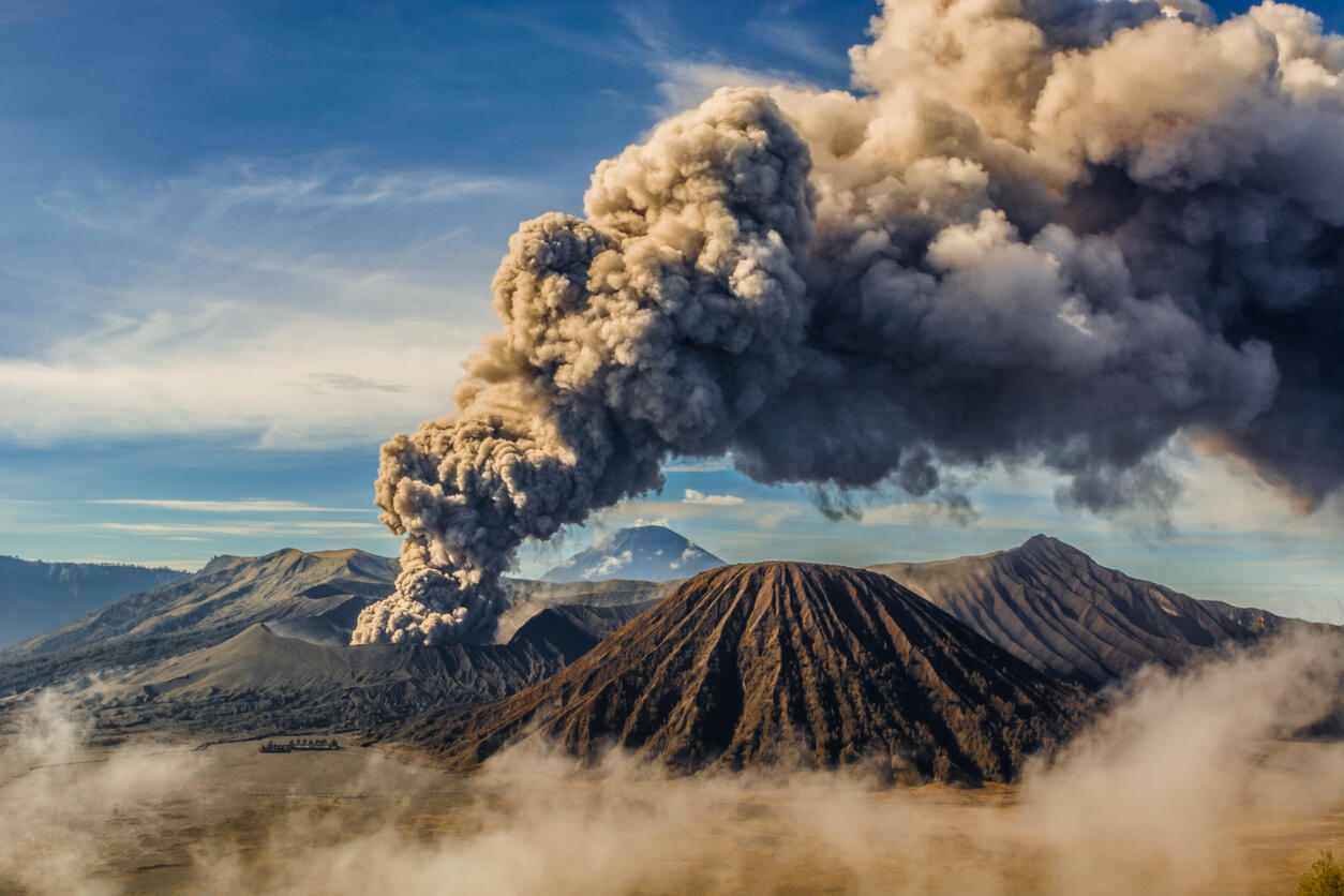 Vulcão expele lava e gera tensão nas Filipinas | Climatempo