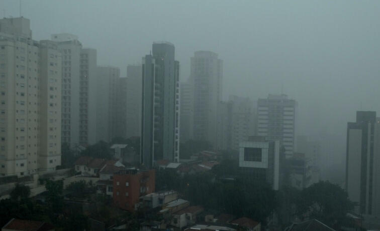 Nevoeiro ainda se forma em São Paulo nesta terça-feira (16) | Climatempo